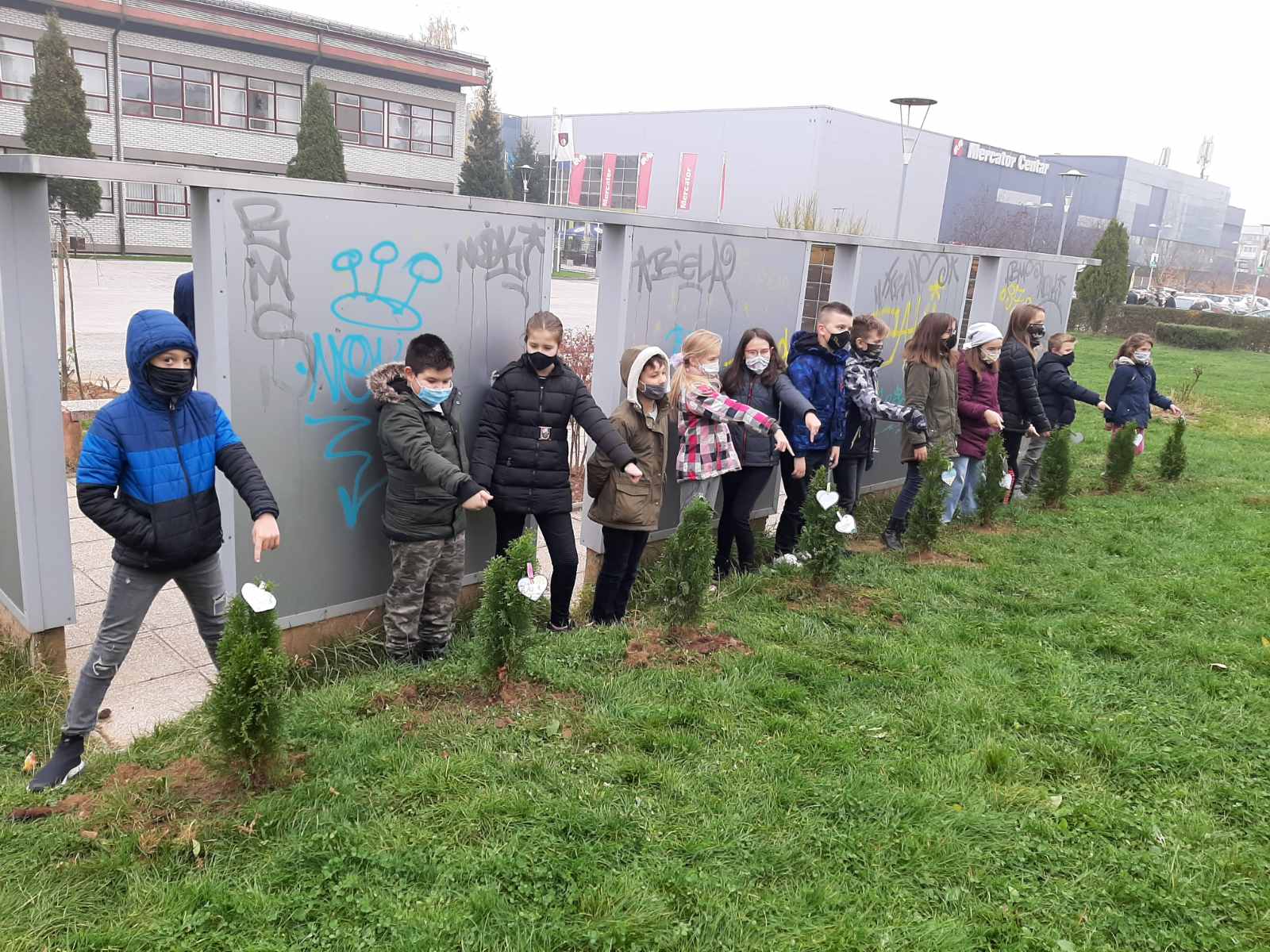 Udruženje "Mali svijet" sa mladim ekolozima u dvorištu OŠ "Skender ...